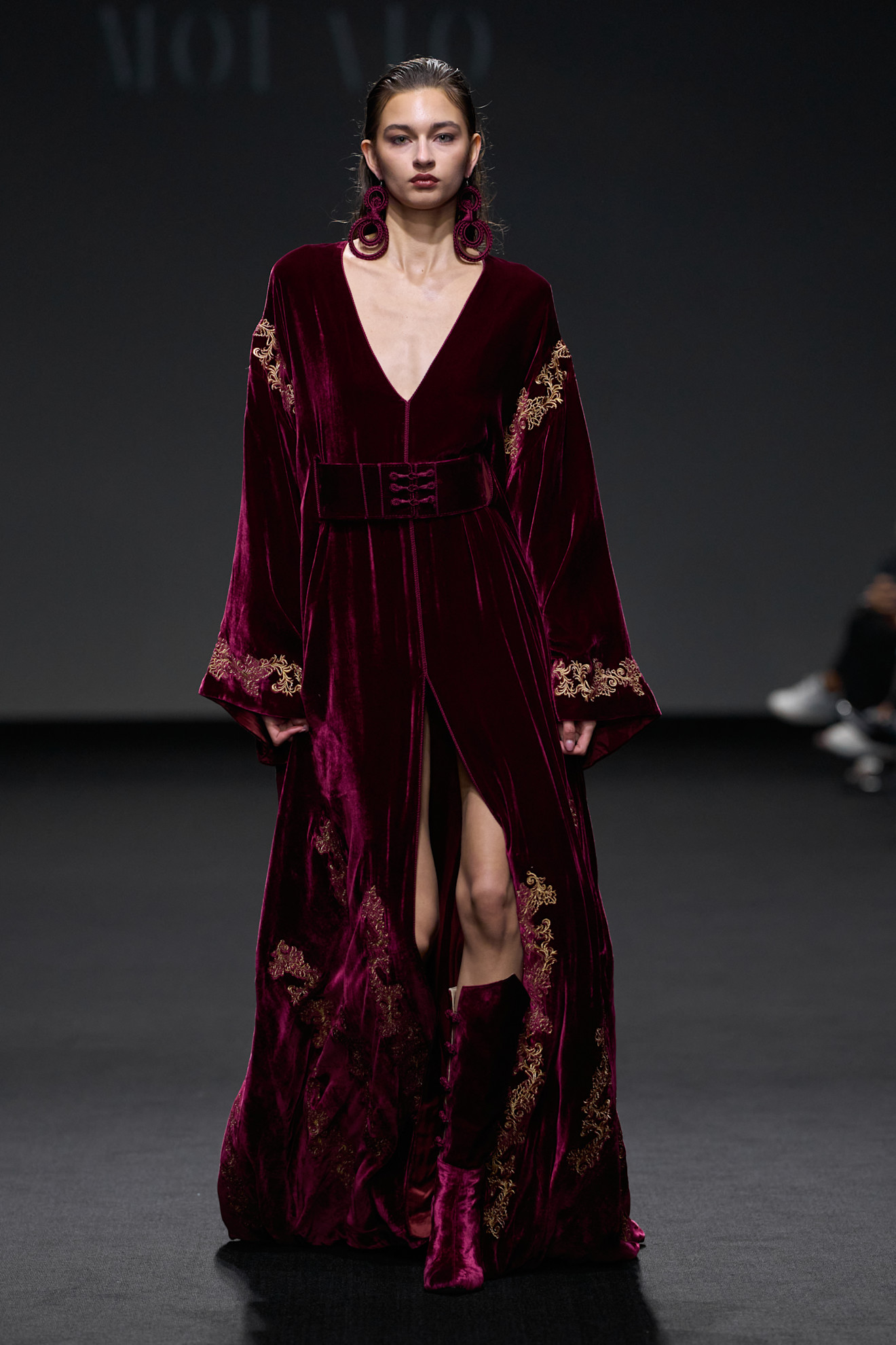 في ختام أسبوع دبي للموضة لشتاء 2026 تصاميم تحاكي المرأة الأنيقة - مجلة هي